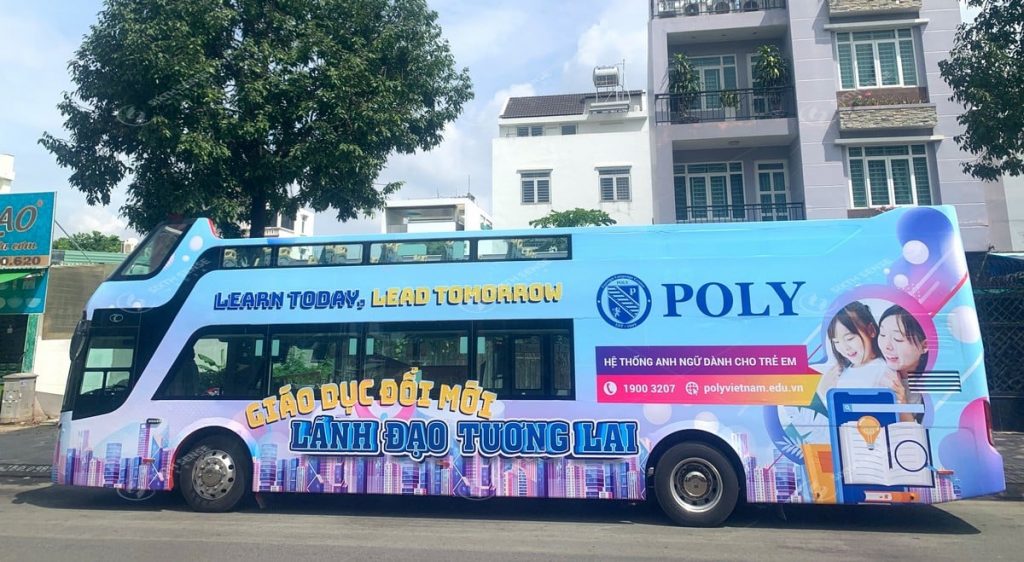 Roadshow xe bus 2 tầng dễ thương từ Trung tâm Anh ngữ Poly